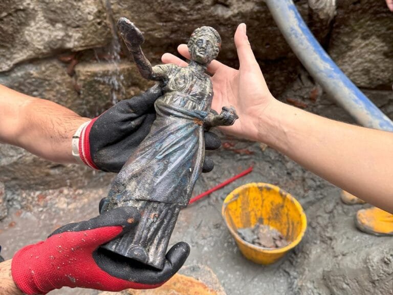 Spectacular bronze statues and coins found at San Casciano dei Bagni ...