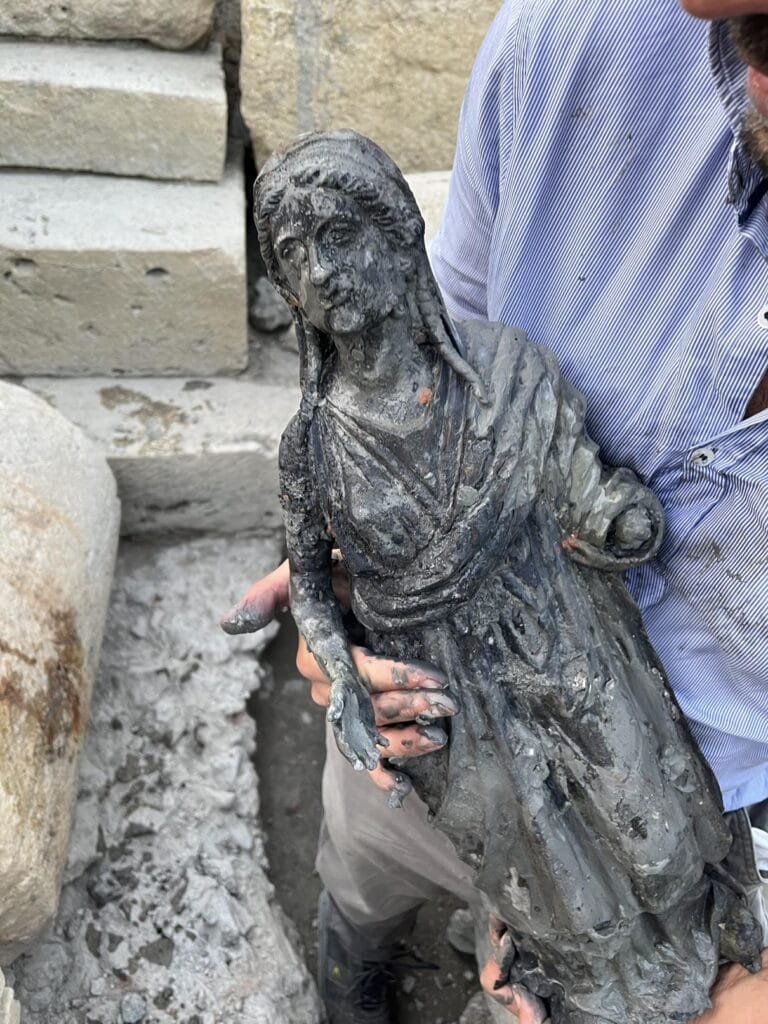 Spectacular bronze statues and coins found at San Casciano dei Bagni ...