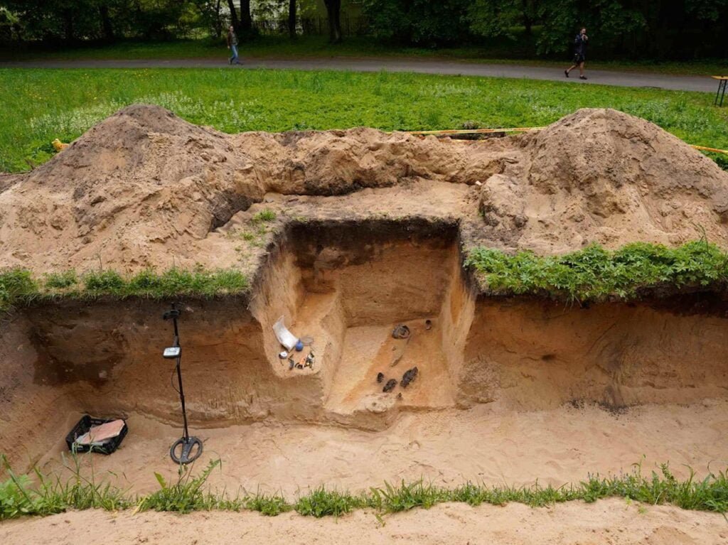 Archaeologists unearth 600-year-old medieval burials and artifacts in ...