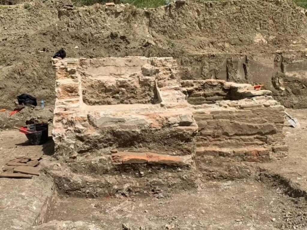Archaeologists uncover 1,600-year-old indoor pool at ancient Roman ...