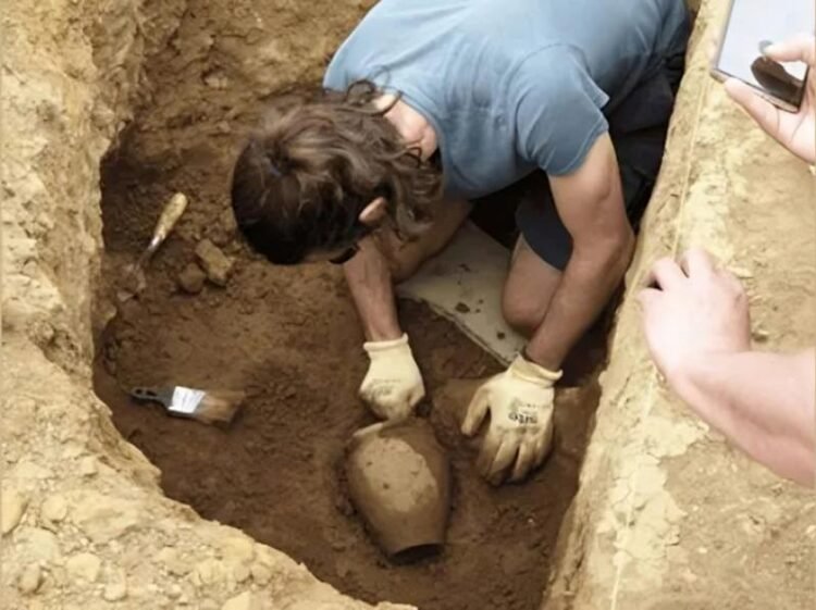 Six Roman pots unearthed by University of Leicester student in Chester ...